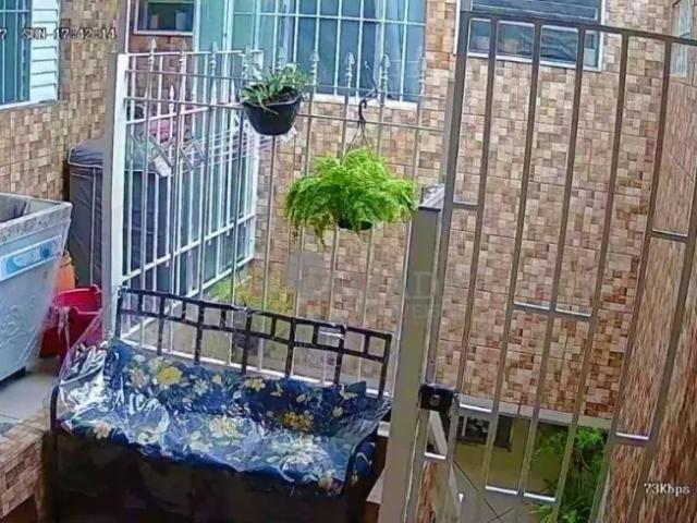 Duas casas, uma sobre a outra, com entrada independente