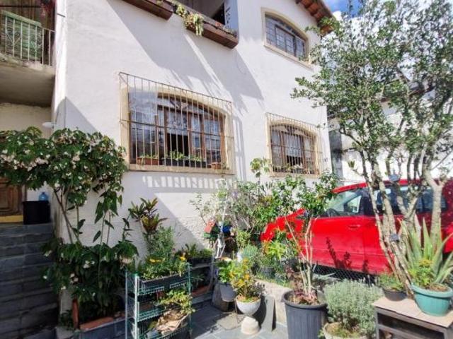 Duas casas 5x25 e uma casa na parte superior em um terreno 10x25 em Embu das Artes