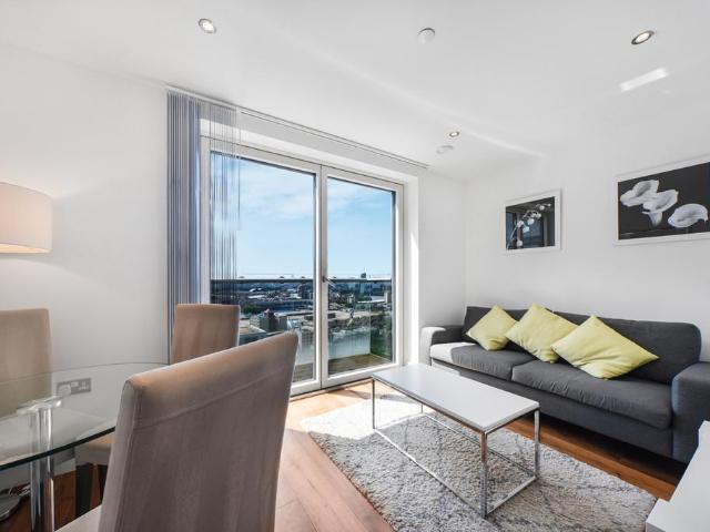 Duckman Tower, 3 Lincoln Plaza. Studio to rent £2,015 pcm £465 pw