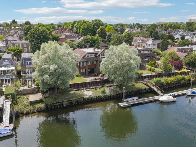 Ducks Walk, Twickenham, TW1 5 bed semi detached house to rent £17,000 pcm £3,923 pw