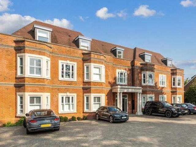 Ducks Hill Road, Northwood, 2 Bedroom Penthouse