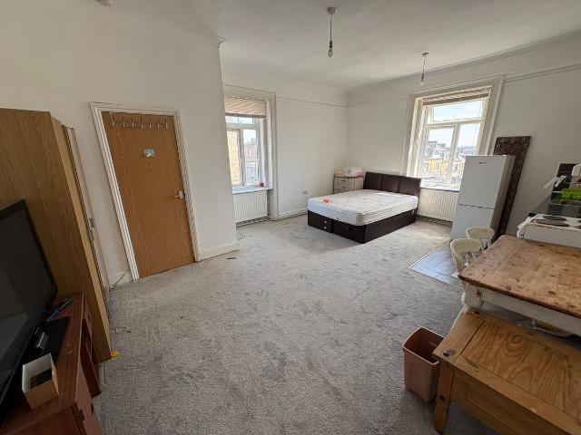 Duckworth Lane, Bradford BD9, Studio to rent, £600 pcm | PrimeLocation