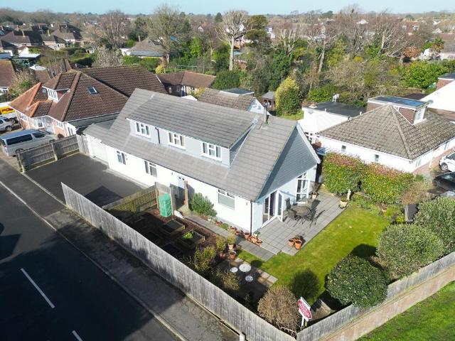 Dudley Avenue, Hordle, Lymington. 4 bed detached house to rent £2,100 pcm £485 pw