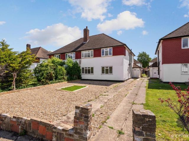 Dudley Drive, Morden SM4 2 bed maisonette to rent £1,800 pcm £415 pw