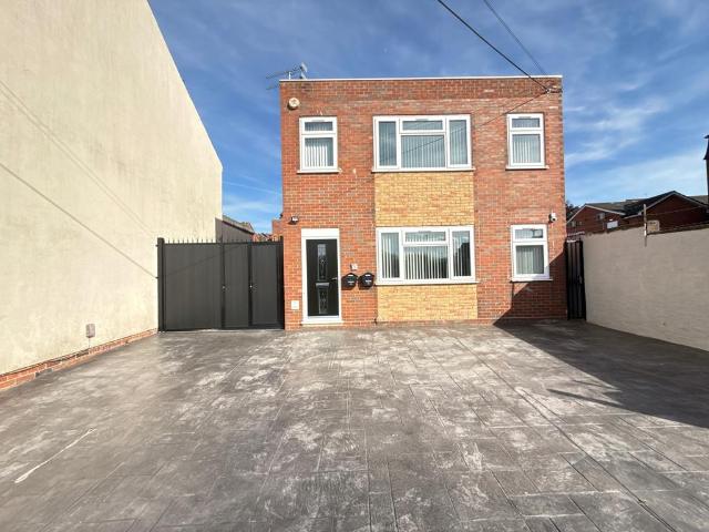 Dudley DY2 2 bed flat to rent £1,050 pcm £242 pw