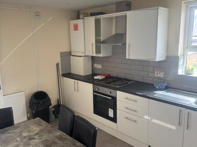 Dudley DY2 4 bed flat to rent £1,600 pcm £369 pw