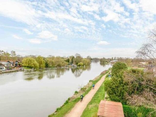 Dudley Road, Walton on thames, 3 Bedroom Detached
