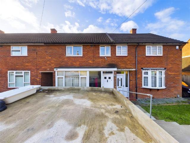 Dudley Road, Romford RM3 3 bed terraced house to rent £2,100 pcm £485 pw