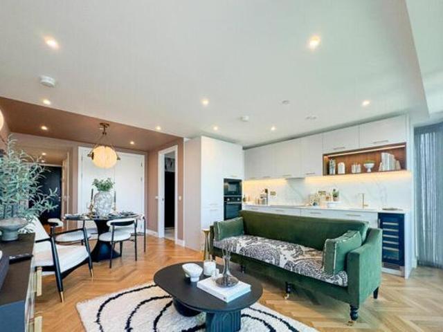 Duke Of Wellington Avenue, London, 2 Bedroom Apartment