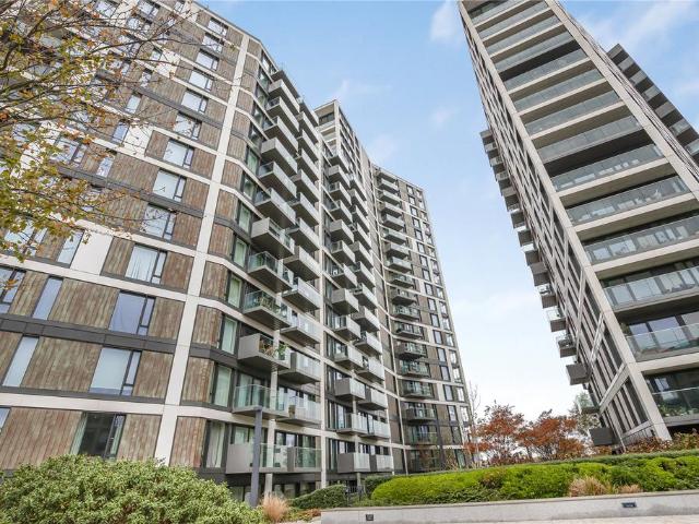 Duke of Wellington Avenue, Royal. Studio to rent £1,750 pcm £404 pw