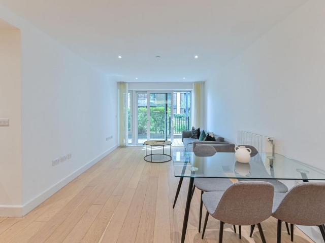 Duke of Wellington Avenue, Woolwich. 2 bed flat to rent £2,500 pcm £577 pw
