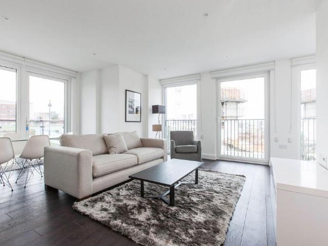 Duke of Wellington Avenue, Woolwich. 3 bed flat to rent £2,650 pcm £612 pw