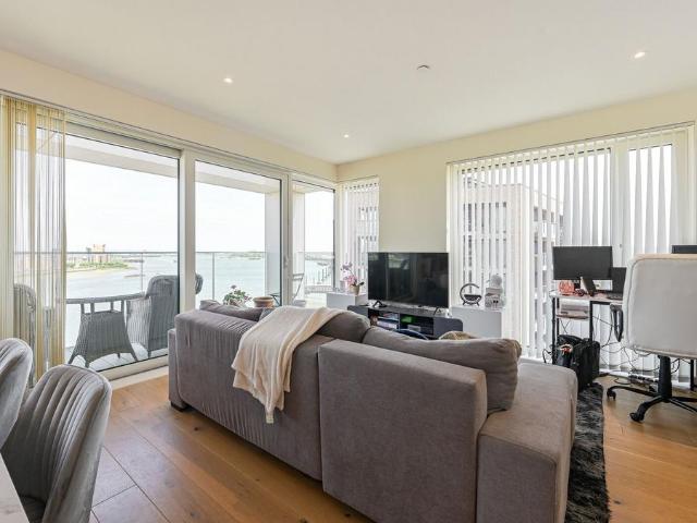 Duke of Wellington Avenue, Woolwich. 3 bed flat to rent £3,200 pcm £738 pw