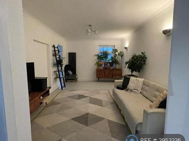 Duke Road, Ilford, IG6 3 bed semi detached house to rent £2,450 pcm £565 pw