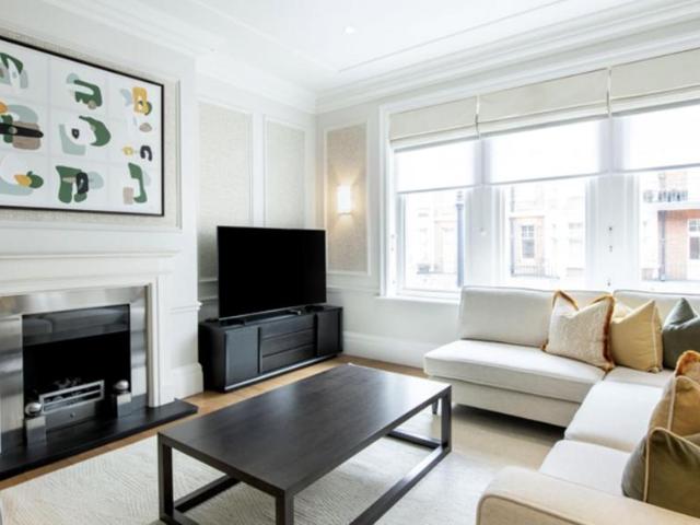 Duke Street, Mayfair, London 3 bed flat to rent £27,733 pcm £6,400 pw