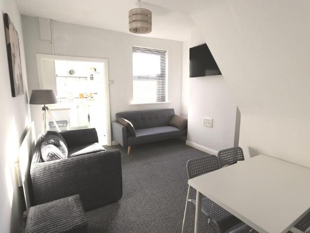 Duke Street, Newcastle under Lyme, ST5 3 bed terraced house to rent £1,495 pcm £345 pw