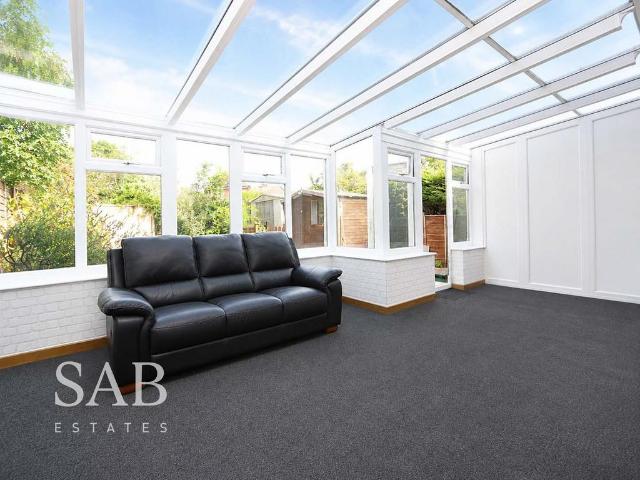 Dukes Avenue, Northolt, UB5 5 bed semi detached bungalow to rent £2,850 pcm £658 pw