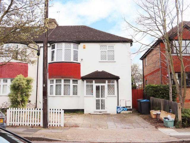 Dukes Avenue, New Malden 3 bed semi detached house to rent £2,650 pcm £612 pw
