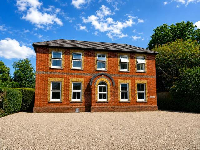 Dukes Ride, Berkshire RG45 3 bed apartment to rent £2,200 pcm £508 pw