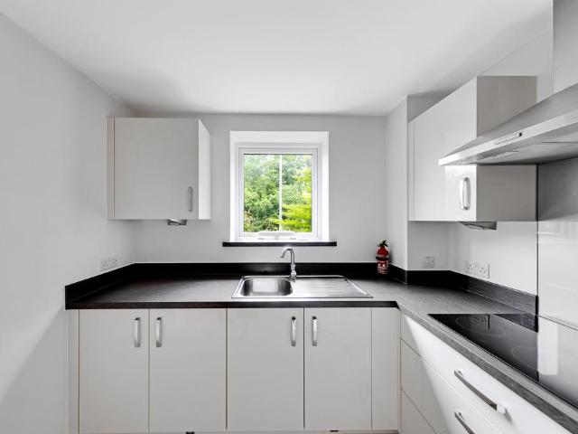 Duke's Ride, Crowthorne RG45 1 bed retirement property to rent £2,950 pcm £681 pw