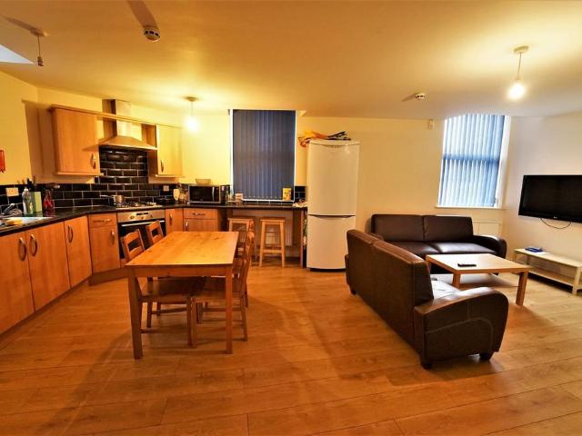 Dulwich Road, Nottingham. 5 bed flat to rent £1,755 pcm £405 pw