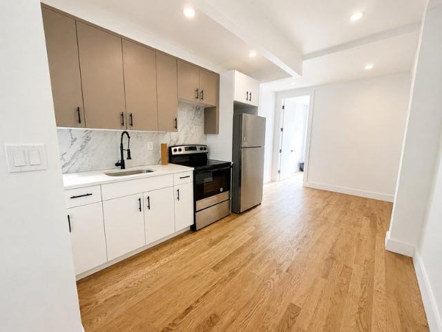 Duplex / 3 bath / laundry / AC
