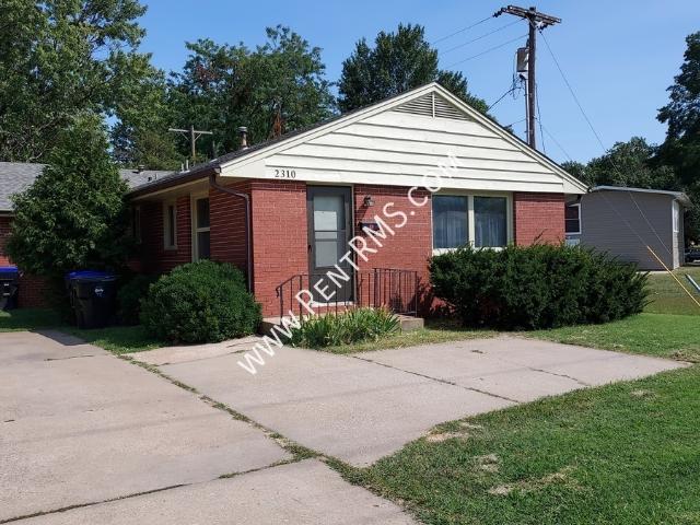 DUPLEX* 2310 SW Fairlawn Rd 2 BED/1 BATH