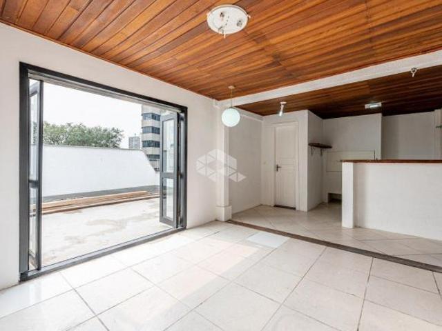 Duplex com acessos separados possibilidade de unificação