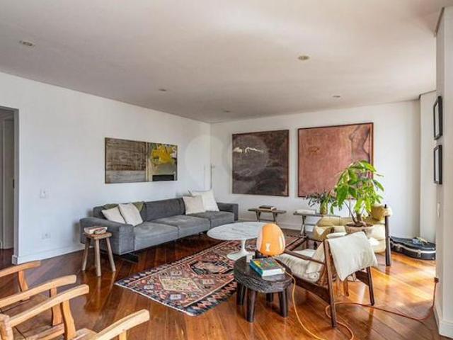 Duplex com Planta Ampla e Localização Privilegiada em Pinheiros