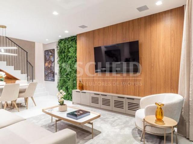 Duplex com 2 suítes, mobiliada e decorada no conceito minimalista, trazendo metais dourados e tapeça