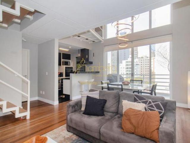 Duplex charmoso com pé direito duplo e vista para o verde