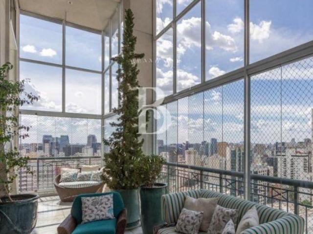 Duplex a venda na Vila Nova Conceição, 634m², 5 suítes, 7 vagas, quadra de tênis