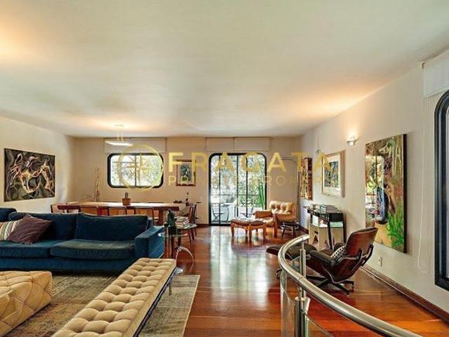 Duplex à Venda no Jardim América São /SP 5 Dormitórios, 4 Suítes, 6 Vagas e 375m²