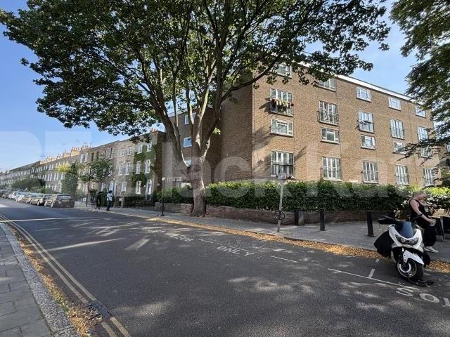 Duplex apartment in the highly desirable, 'Cleaver Square' area of Kennington