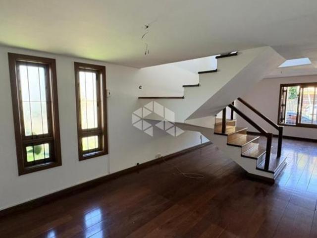 Duplex de esquina, semimobiliado, 03 dormitórios, no Bairro Santo Inácio!