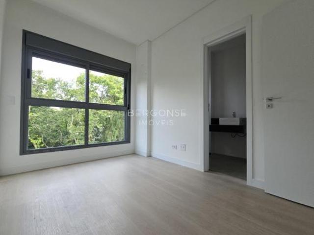 Duplex localizado no Mossunguê, em Curitiba, com 1