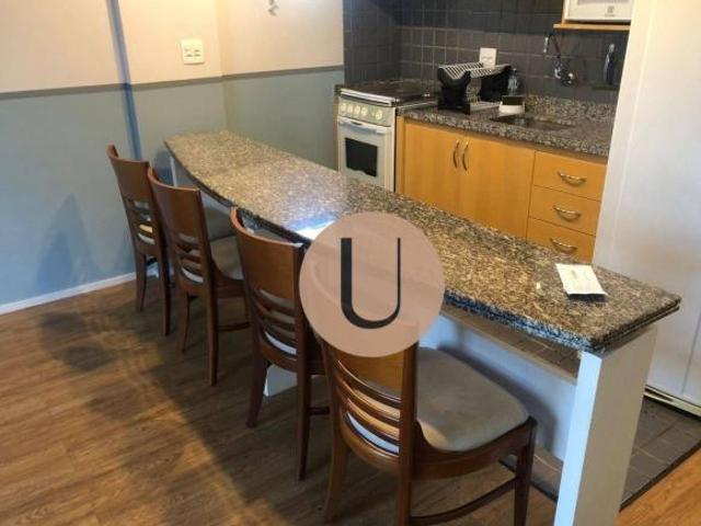 Duplex mobiliado em Moema: sofisticação, pé direito alto e pronto para morar