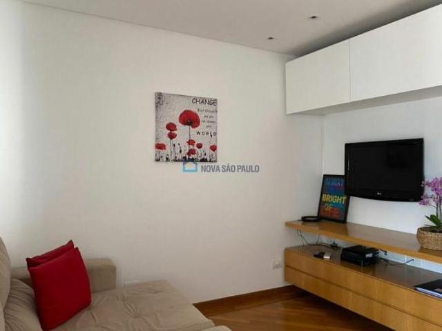 Duplex moderno em Moema com 2 dormitórios, varanda envidraçada e 2 vagas