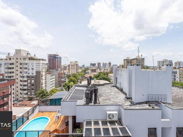 DUPLEX NO ÚLTIMO ANDAR, 02 DORMITÓRIOS, 03 BANHEIROS SENDO UMA SUÍTE, GARAGEM E