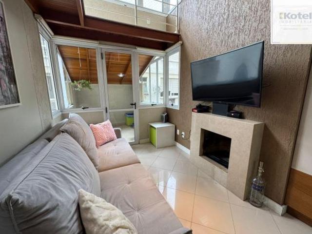 Duplex na Bela Vista, 2 dormitórios com espaço para home office, lareira e 2 vag