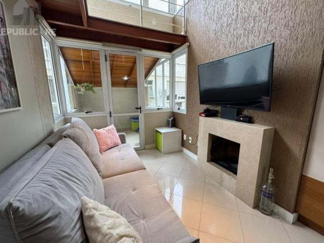 Duplex na Bela Vista, 2 dormitórios com espaço para home office, lareira e 2 vag