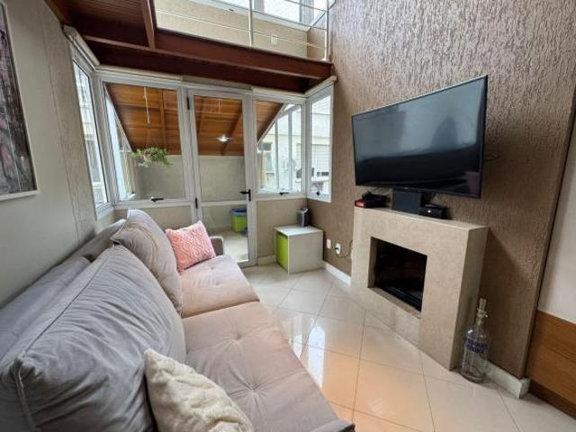 Duplex na Bela Vista, 2 dormitórios com espaço para home office, lareira e 2 vagas
