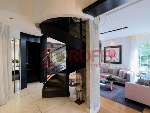 Duplex Sofisticado e Reformado à Venda no Jardim América