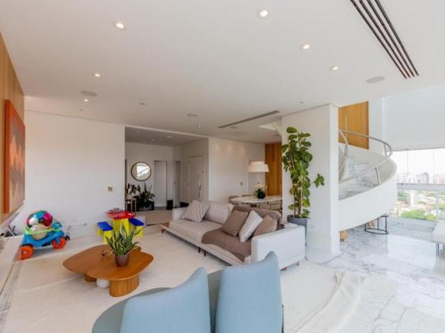 Duplex para venda com 4 quartos, sendo 3 suítes, 350m²