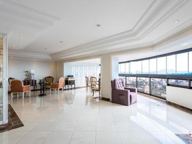 Duplex para venda com 4 quartos, sendo 3 suítes, 480m²