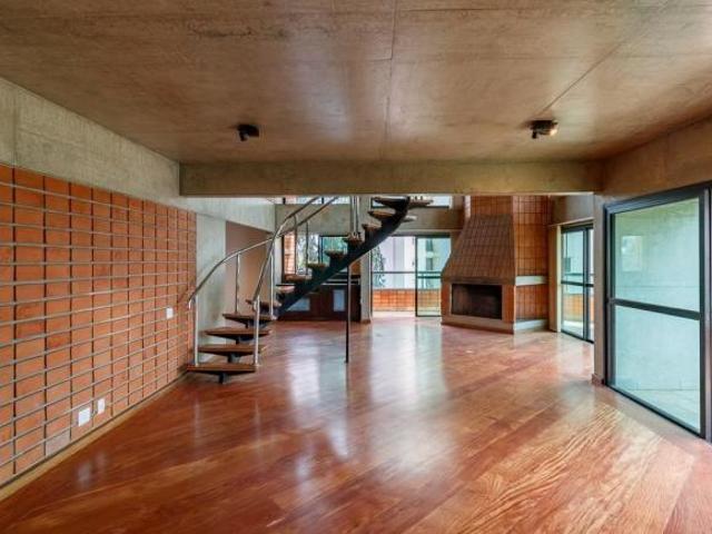 Duplex para venda em Panamby com 3 quartos, sendo 3 suítes, 293m²
