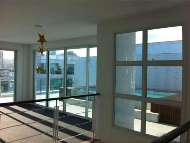 Duplex para venda possui 591 metros quadrados com 4 quartos em Barra da Tijuca Rio de Janeiro RJ