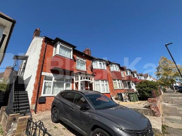 Duplex period conversion offering 860 Sq.Ft. of living & entertaining space
