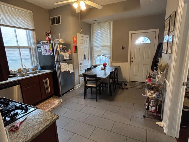 Duplex Up! 4 Bed 2 Bath In Lincoln Park with In Unit Washer/ Dryer