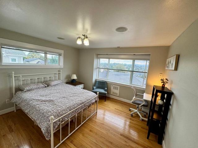 Duplicate of LargeCozy Furnished Approx 300 sqft